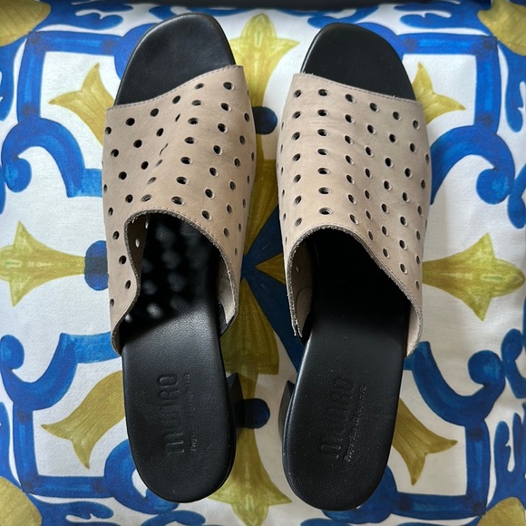 Munro | Shoes | Munro Jules Mule Greige Nubuck Leather Size 2 Rubber ...